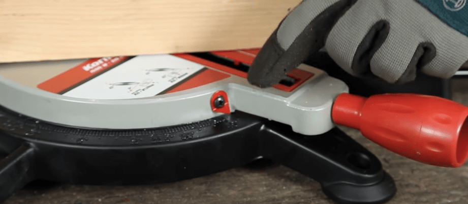 Comment couper des angles avec une scie à onglet ? - Cdiscount