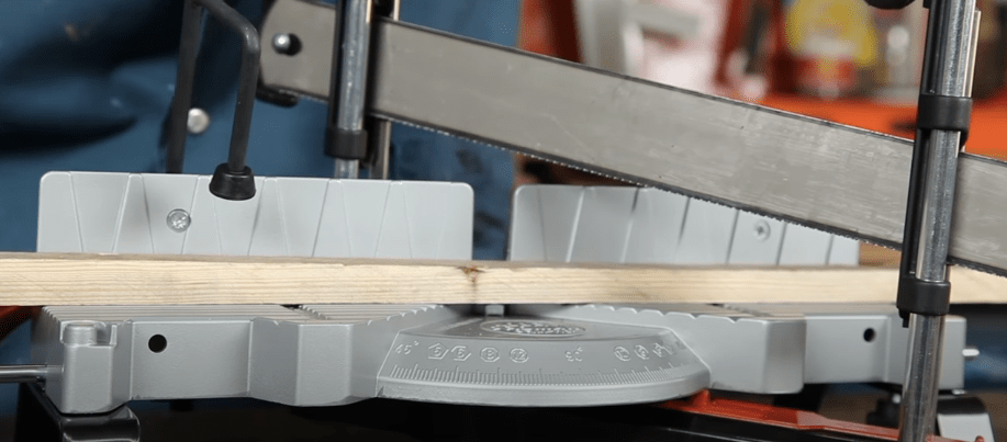 Comment couper des angles avec une scie à onglet ? - Cdiscount