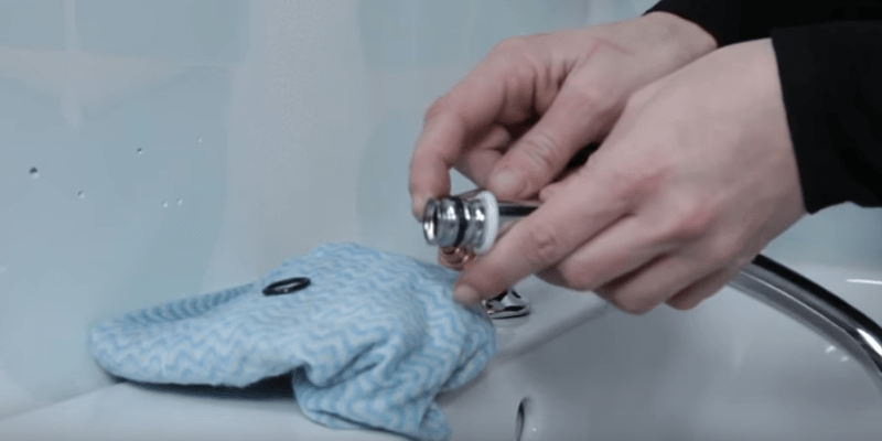 Comment réparer un robinet mélangeur qui fuit au col ? - Cdiscount