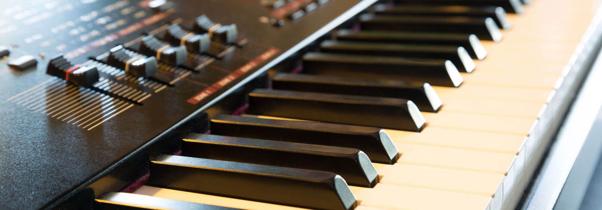 Musique : comment bien choisir son clavier ? - Cdiscount