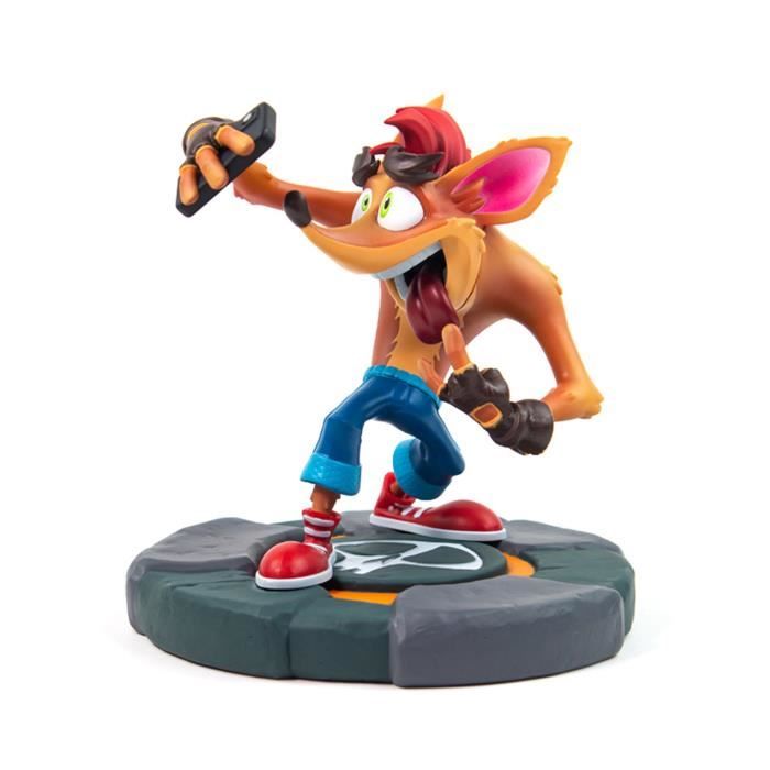 Figurine officielle Crash Bandicoot "pose selfie" - Statuette 18cm ...