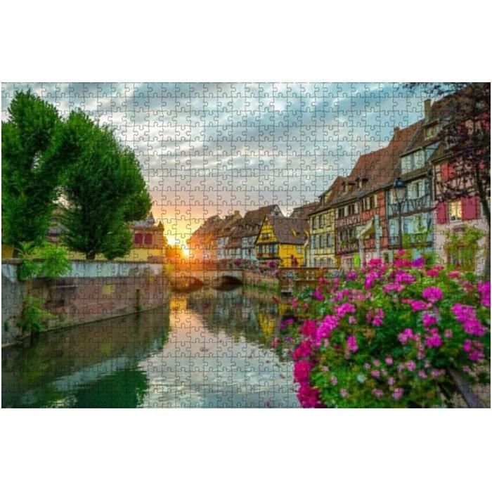 Spectaculaires maisons françaises traditionnelles colorées sur le côté ...