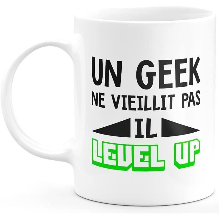 Mug Un Geek Ne Vieillit Pas Il Level Up - Idée Cadeau Collègue - Humour ...