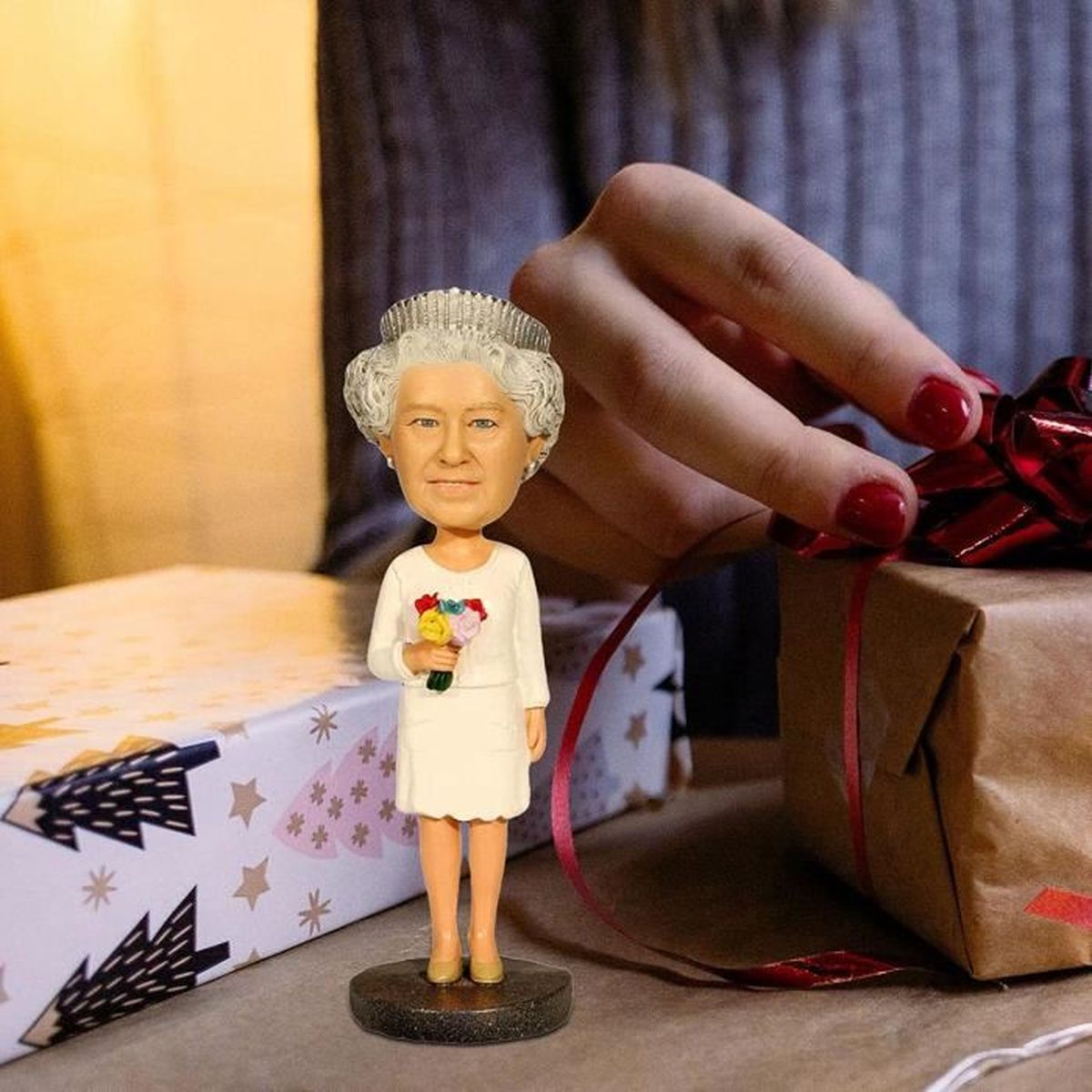 Queen Elizabeth II Figure,Royal Family Queen Elizabeth II Figurine Pop ...