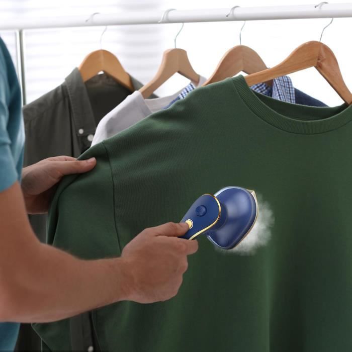 Machine à repasser à vapeur suspendue dans la main ménage petit mini ...