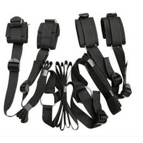 Menottes, poignets, chevilles, menottes sur le lit, jeux de Bondage ...