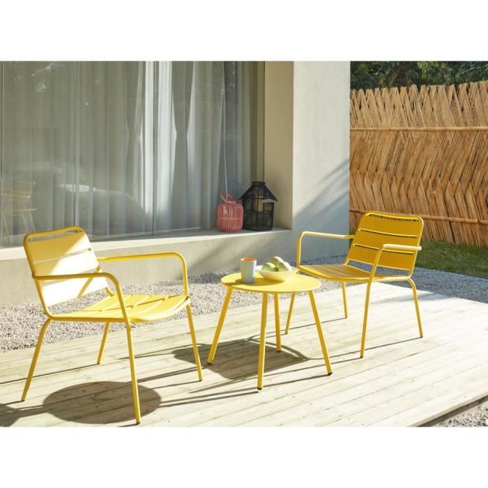 Salon de jardin en métal: 2 fauteuils bas empilables et une table d'appoint - Jaune - MIRMANDE ...