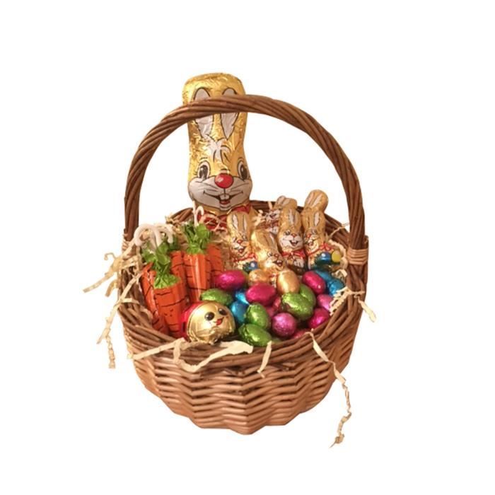 Easter Egg Hunt dans un panier en osier avec lapin en chocolat et des ...