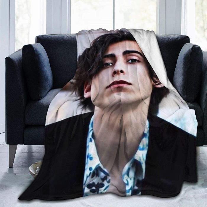 La couverture Aidan Gallagher est un collage élégant de tissus en ...