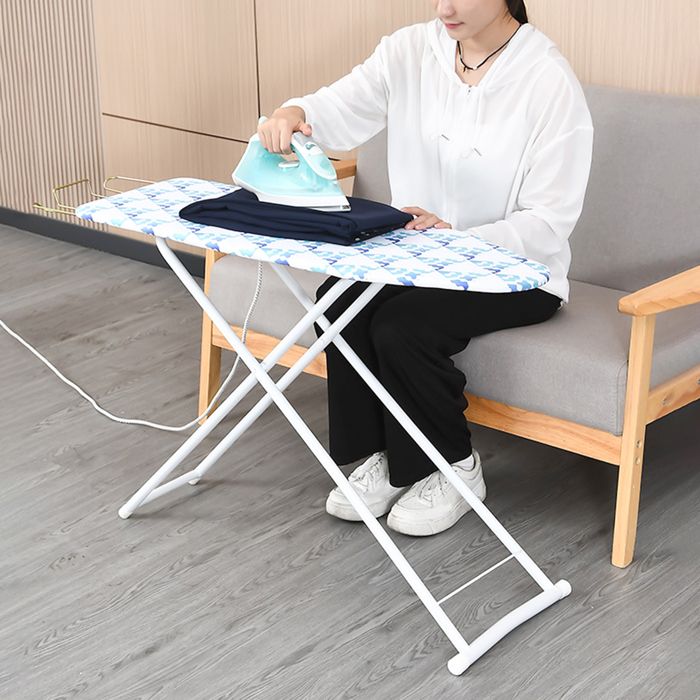 Table à repasser pliable - Planche à repasser - étendue à l'extérieur ...