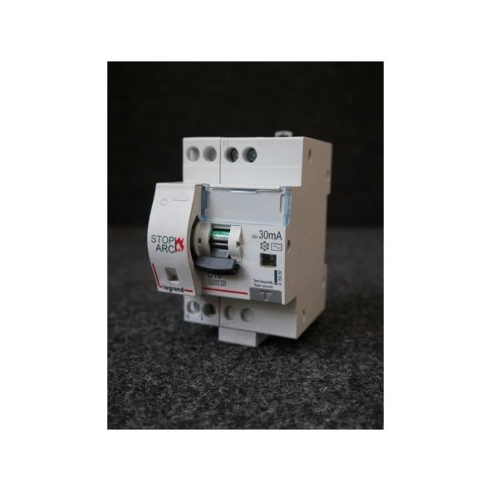 Disjoncteur différentiel 10A 1P+N courbe C 6kA protection 30mA type AC arrivée/départ vis DX ...