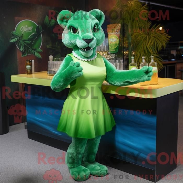 Costume mascotte de Puma vert personnage habillé avec une robe de ...