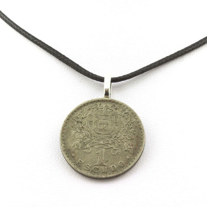 Pierres et Minéraux. Collier pièce de monnaie Portugal 1 escudo. Cordon ...